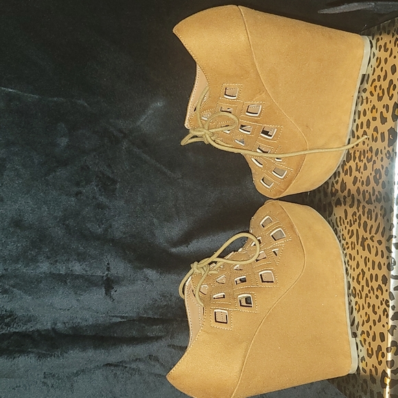 Soda | Shoes | 522 Extreme Platform Wedges Size 6 | Poshmark